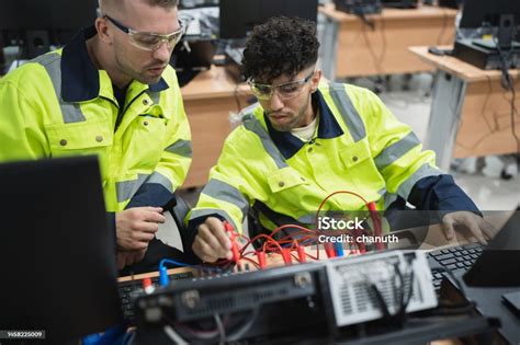 수업에서 전기 및 컴퓨터 프로그래밍을 배우는 두 명의 백인 엔지니어 20 24세에 대한 스톡 사진 및 기타 이미지 20 24세 25 29세 2명 Istock