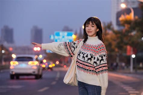 年轻美女路边打车高清图片下载 正版图片501467575 摄图网