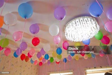 Colorfull 풍선 파티 룸에서 하얀 천장에 플 로트 결혼식 또는 어린이 생일 파티 장식 인테리어입니다 헬륨 풍선입니다
