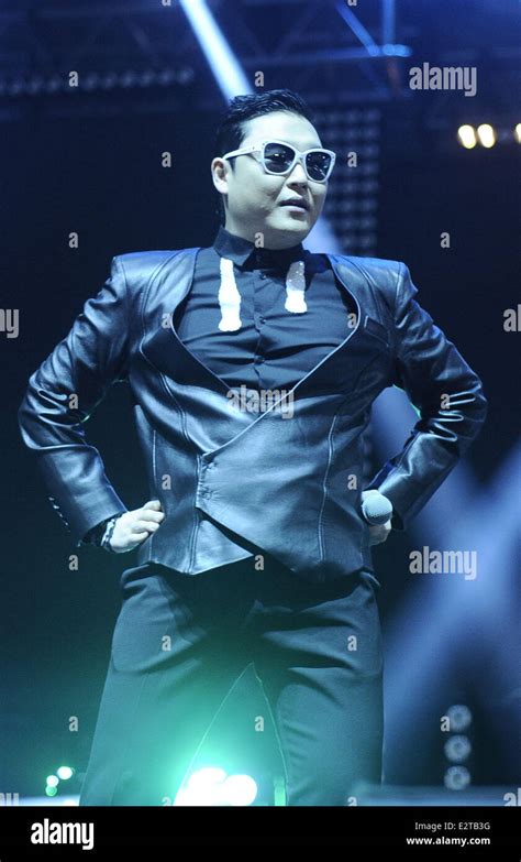 Psy Performs His Gangnam Style Dance Live In Taksim Square In Istanbul