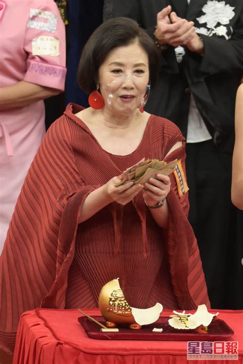 TVB台庆丨幸运大抽奖汪阿姐抽中261万现金金猪 仲有55个员工中奖好lucky 星岛日报