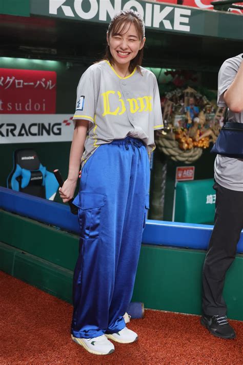 フォトギャラリー 枚目 始球式で大歓声 進撃の堀田真由は朝ドラヒロインも夢ではない FRIDAYデジタル
