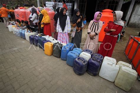 Distribusi Air Bersih Di Mojokerto ANTARA Foto