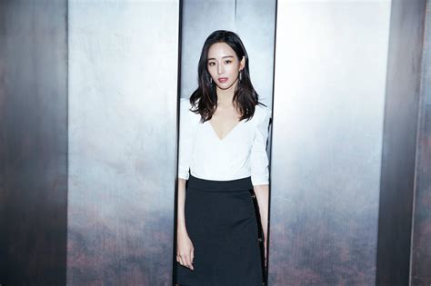 张钧甯白色上衣黑色短裙，优雅知性，气质迷人