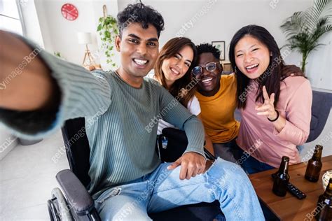 United Group Of Diverse Young People Having Fun Together At Home 이미지