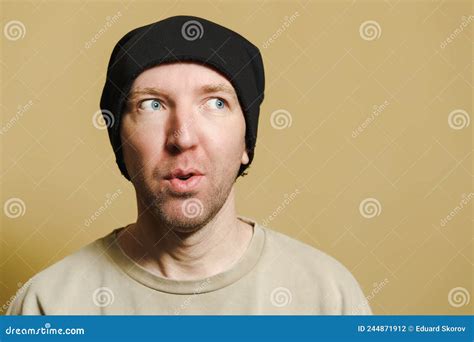 Un Hombre Con Sombrero Negro Mira Con Esperanza Retrato De Un Joven