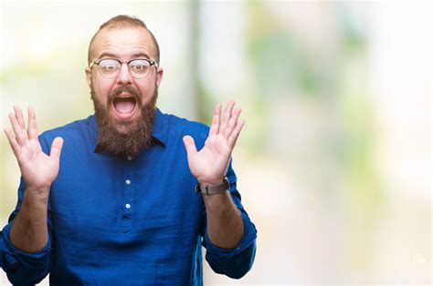 젊은 백인 Hipster 남자 이상 안경을 절연 배경 미친을 축 하 하 고 제기 및 오픈 눈 비명 흥분 하는 무기와 성공을 위한 깜짝 놀라게 우승자 개념 과체중에 대한 스톡