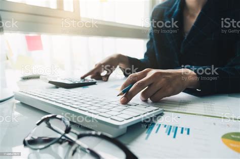 비즈니스 회계 사무실에서 예산 및 대출 종이 컴퓨터 계산기를 사용 하 여 비즈니스 사람 개념에 대한 스톡 사진 및 기타 이미지 Istock