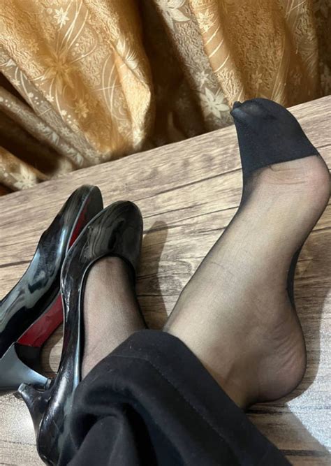 فیتیش زیر دامن و پای سکسی و جوراب