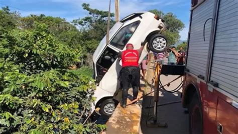 Um Adulto E Seis Crianças Morrem Após Carro Cair Em Rio Jornal Carlos
