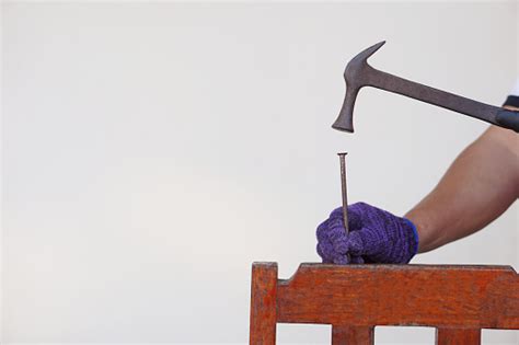 근접 촬영 목수 손 망치를 사용하여 못을 칩니다 개념 목공 및 건설 도구 수리 또는 고정 Diy 목공예 Diy에 대한 스톡 사진 및 기타 이미지 Istock