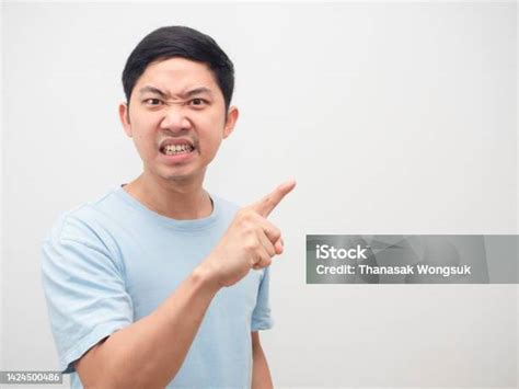남자 화가 얼굴 보고 복사 공간 흰색 배경에 손가락을 가리킨다 잘 차려입은에 대한 스톡 사진 및 기타 이미지 잘 차려입은