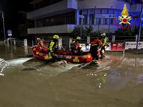 Alluvione Nelle Marche Sette Morti E Tre Dispersi Lacqua Strappa Un