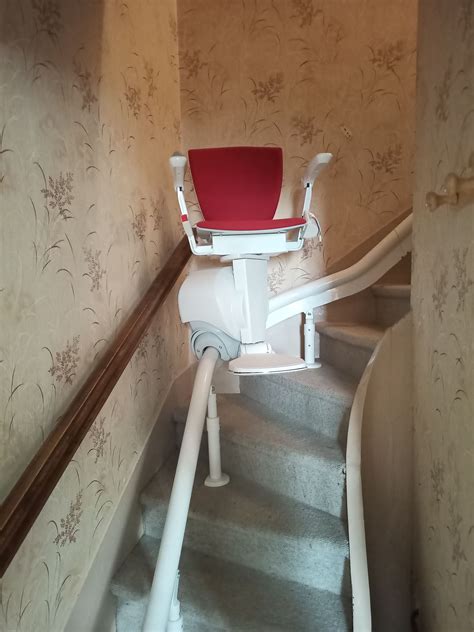 Installation d un fauteuil monte escalier Otolift courbe à Bussières 42