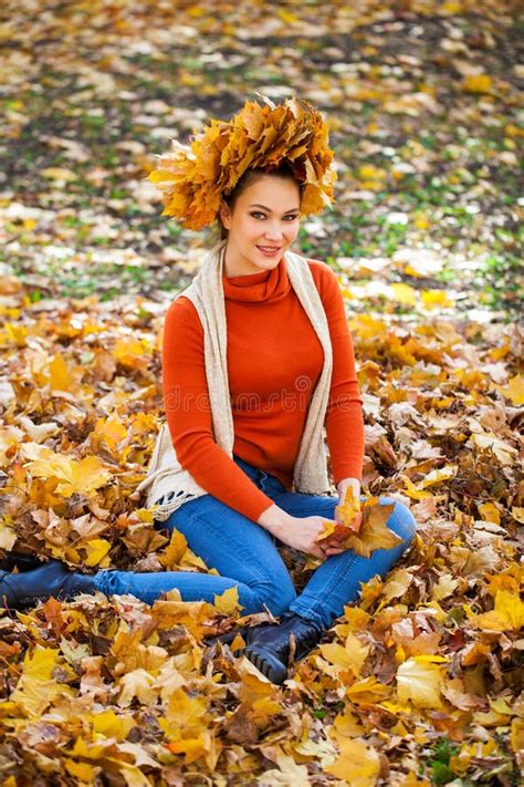 Une Femme Heureuse Avec Une Couronne De Feuilles D érable Sur La Tête