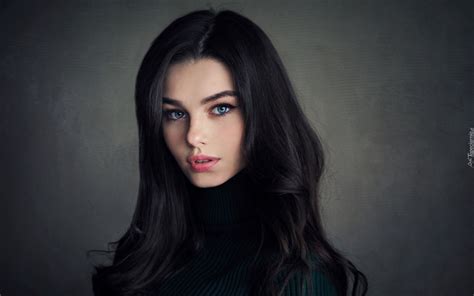 Ciemnowłosa Dziewczyna W Czarnym Golfie