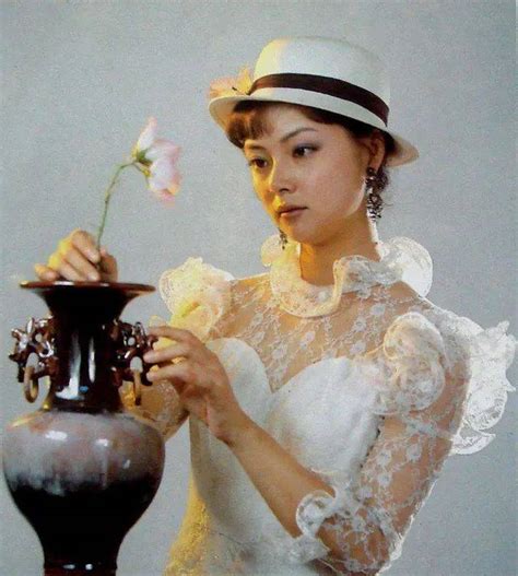 张莉年近花甲保养得宜，波浪针织衫搭长发，不愧是“最美薛宝钗” 搜狐大视野 搜狐新闻
