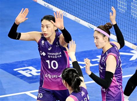김연경 맹폭 앞세운 흥국생명 13일 만에 여자배구 선두 탈환 Snsfeed 제휴콘텐츠 제공 실시간 핫이슈