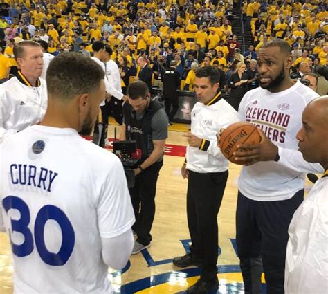 Nba官推晒詹姆斯和库里赛前照片：祝你们好运虎扑nba新闻