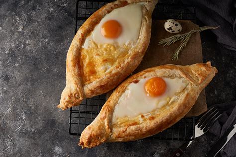 소금에 절인 치즈와 달걀을 곁들인 전통 아자리안 카차푸리 파이 갈색에 대한 스톡 사진 및 기타 이미지 갈색 국가 관광명소
