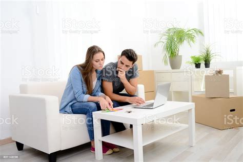 상자를 포장 하 고 이동 하는 동안 그들의 새로운 홈 플랫 아파트에 가구를 이동 하는 동안 집에서 인터넷 컴퓨터와 미래의