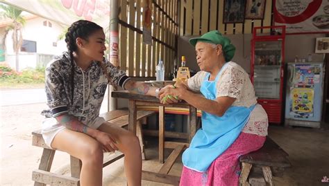 พิมรี่พาย เผยคลิปยอดนักสู้ ยายตาบอดขายก๋วยเตี๋ยว มอบเงิน 4 หมื่น ซื้อ