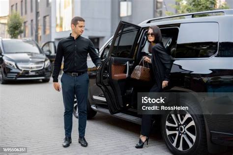 남성 운전자는 비즈니스 여성이 차에서 내릴 수 있도록 도와줍니다 개인 운전사에 대한 스톡 사진 및 기타 이미지 개인 운전사 차 서비스 Istock