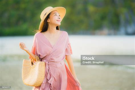 열 대 야외 자연 해변 바다에서 초상화 아름 다운 젊은 아시아 여자 미소 행복 산책 모래에 대한 스톡 사진 및 기타 이미지