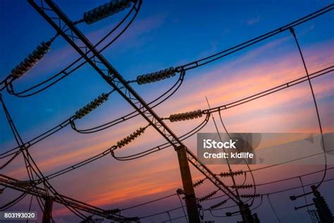 Gardu Listrik Tegangan Tinggi Dengan Trafo Di Senja Foto Stok Unduh