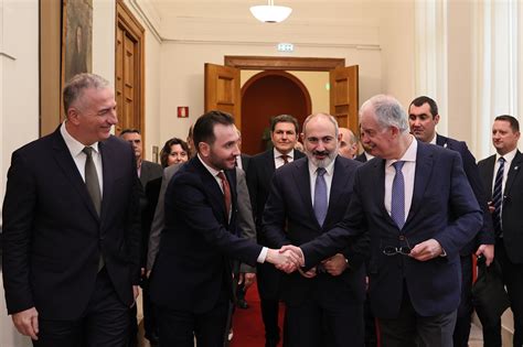 Կոնստանտինոս Տասուլասը Նիկոլ Փաշինյանին պարգևատրել է Հունաստանի խորհրդարանի Ոսկե մեդալով Factor Tv