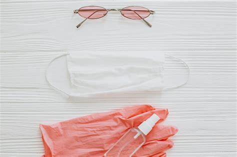 코로나 바이러스 여름 2020 얼굴 마스크 분홍색 장갑 방부제 및 소독제 흰색 배경 평면 평신도선글라스 새로운 정상에서 안전한 여행 보호 조치 0명에 대한 스톡 사진 및