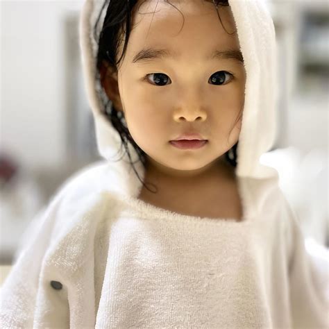 터틀러코리아 매일 딸 아이를 목욕 시키는데 엄마가 요상한 타올을 사왔다 흰색이 너무 잘 어울리는