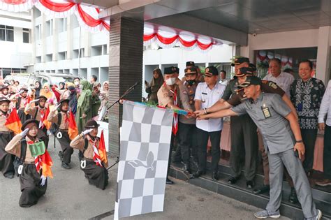 Semarakan HUT RI Ke Pj Bupati Muara Enim Lepas Peserta Lomba Gerak Jalan Pramuka Kabar