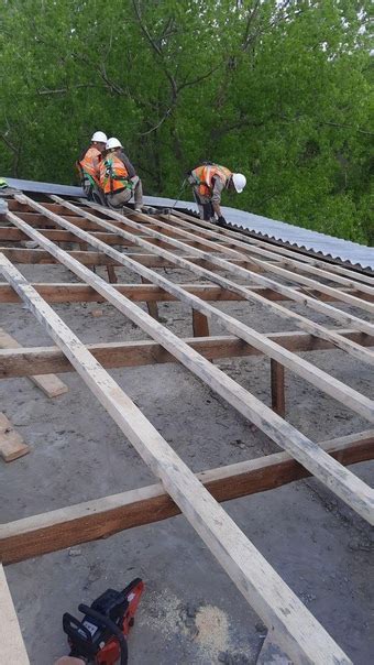 Специалисты Еврейской автономной области начали восстановление крыш в Амвросиевке Рабочие