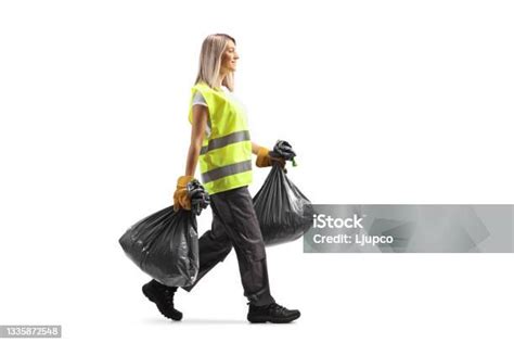 プラスチック製の黒いビンバッグを運ぶ女性廃棄物コレクター 1人のストックフォトや画像を多数ご用意 1人 30 34歳 30代の女性