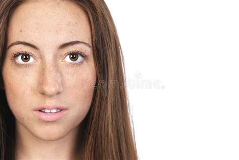 Junge Frau Mit Sommersprossen Stockfoto Bild Von Aufwerfung Augen