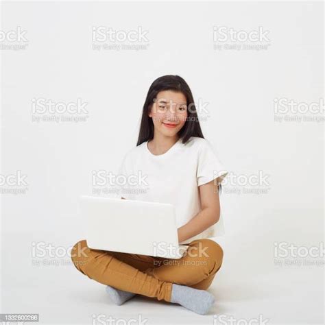 아시아 여자 매력적인 앉아 바닥에 교차 다리와 사용 하 여 노트북 16 17 살에 대한 스톡 사진 및 기타 이미지 16 17