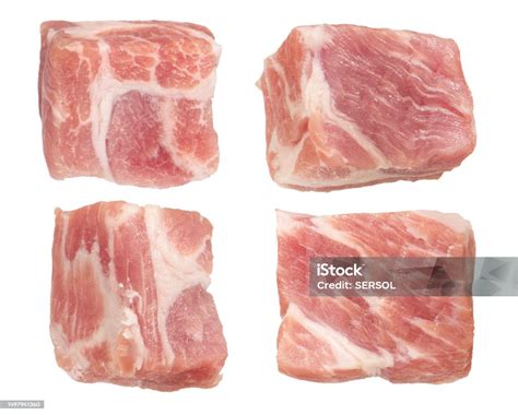 생 돼지 고기 큐브 돼지 고기 조각의 큐브는 흰색 배경에 격리 된 다른 방향으로 흩어져 있습니다 디자인이나 프로젝트에 삽입하기 위해 육즙이 많은 돼지 고기 큐브를