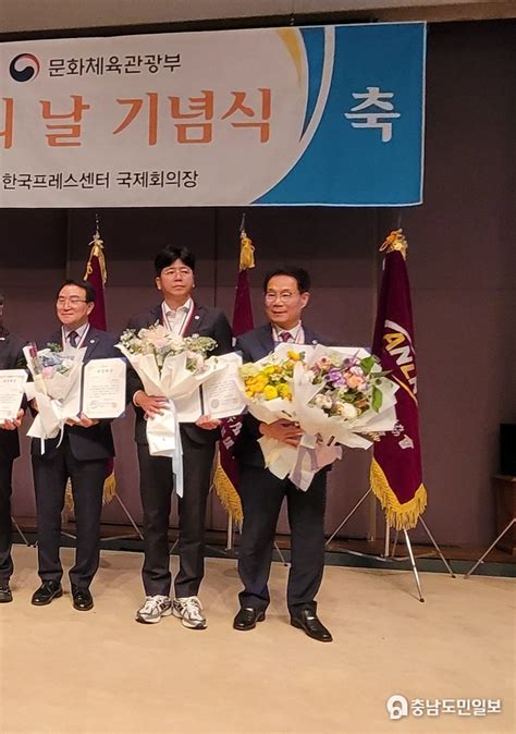 충남도의회 이용국의원 전국지역신문협회 지역신문의날서 의정대상 수상