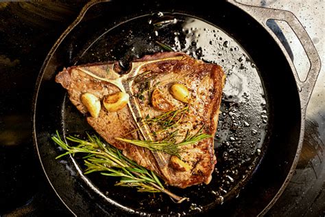 Steak Daging Sapi Tbone Berair Dalam Wajan Besi Cor Foto Stok Unduh