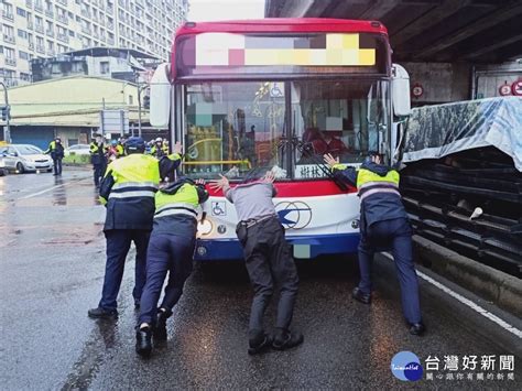 公車拋錨浮洲橋上橋引道造成回堵 板警緊急出動推車疏導交通