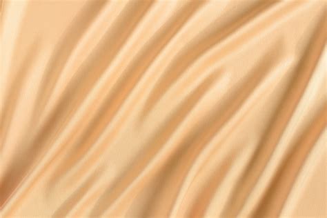 골드 컬러 실크 원단에 잔물결의 닫습니다 새틴 직물 배경입니다 무료 사본 공간입니다 곡선에 대한 스톡 사진 및 기타 이미지