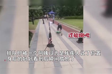 男孩用滑板车做核酸，阿姨误认成残疾人让位置，妈妈尴尬得狂掉汗核酸残疾人阿姨