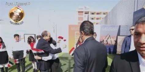 تلاميذ المنيا يستقبلون الرئيس السيسى بالورود خلال تفقد مشروعات حياة
