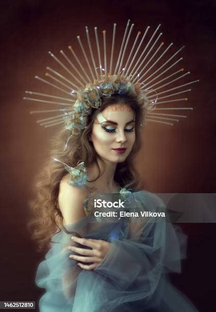 공주는 호화로운 왕관을 쓴 여왕입니다 파란색 투명 드레스에 긴 머리를 가진 소녀 역사적인 여인 여자 매력적인 왕 메이크업 화장품에 대한 스톡 사진 및 기타 이미지 Istock