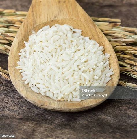 나무 숟가락으로 쌀 및 Paddy 더미 우드에 바닥용 0명에 대한 스톡 사진 및 기타 이미지 0명 건조한 날것 Istock