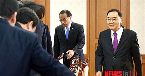 정홍원 국무총리 국가정책조정회의 참석