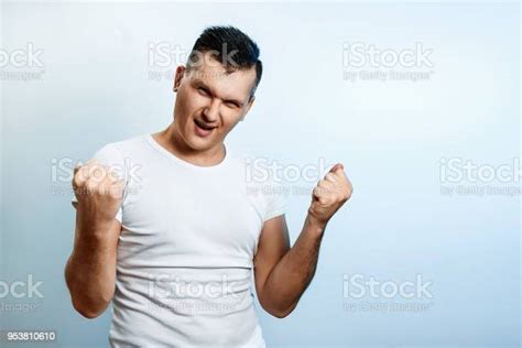 밝은 배경에 남자의 락 앤 롤 그의 손으로 제스처를 보여 줍니다 신체 언어의 개념 감정에 대한 스톡 사진 및 기타 이미지