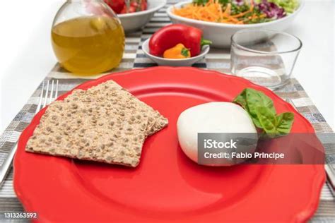모짜렐라 샐러드와 토마토로 준비된 영양가 있는 요리 지중해 식단의 천연 및 건강 성분 올리브 오일 시리얼 고추 야채 과일 및
