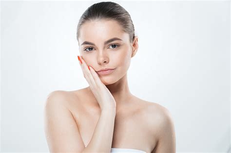 여자 피부 얼굴 아름 다운 건강 한 피부 관리 여성 초상화 화장 자연 스러운 메이크업 젊은 아름다움 모델 흰색 절연 하지 않고 깨끗 한 얼굴 갈색 머리에 대한 스톡 사진 및